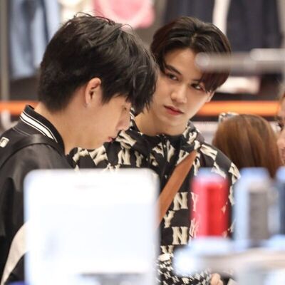 เพราะการหลบหนี: นิยาย Boy Love Party Room (แชท)