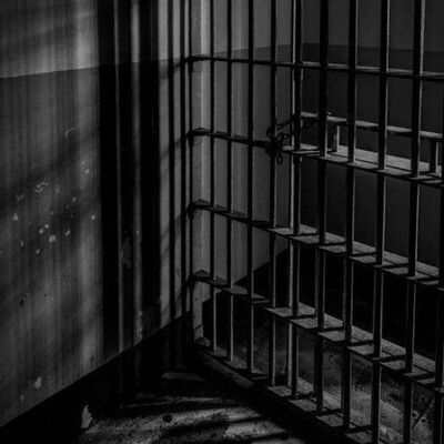 illegal prison.. || All × Howl?: ฟิค Boy Love (แชท)